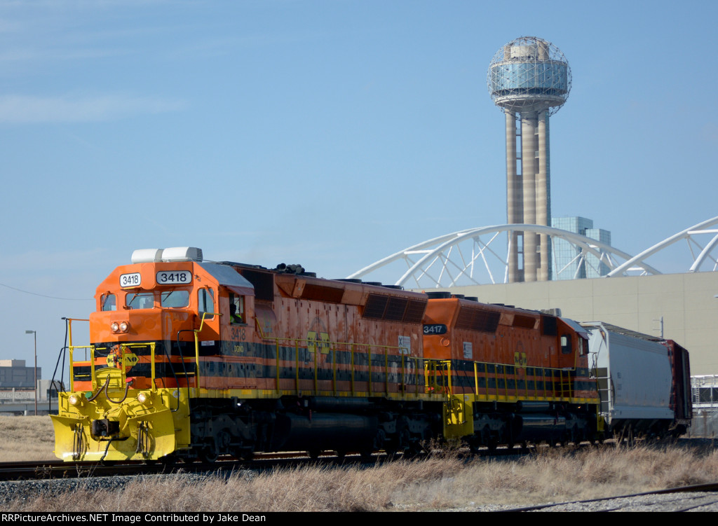DGNO 3418 3417 pulls through the curve at Cadiz St. w/Reunion Tower in the background